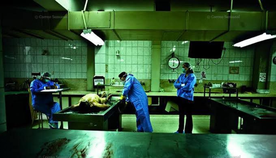 Tras ola de asesinatos Morgue de Lima colapsa. No tienen ni camilla ni ...
