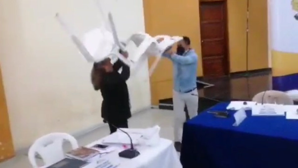 Regidores se agarraron a silletazos en pleno Concejo municipal